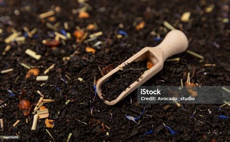 회색 질감 배경에 나무 숟가락에 녹색 향기로운 차의 잎 위에서 본 모습 텍스트를위한 장소 0명에 대한 스톡 사진 및 기타 이미지 Istock