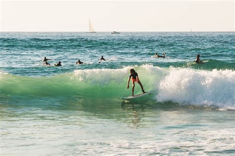 서핑을 즐기는 서퍼는 스페인에서 서핑을위한 최고의 장소 중 하나에서 여름을 즐기고 있습니다 서핑을 위한 유럽의 인기 여행지 모션에 대한 스톡 사진 및 기타 이미지 Istock