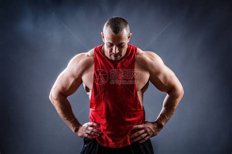 强壮的健美男子高清图片下载 正版图片505210238 摄图网