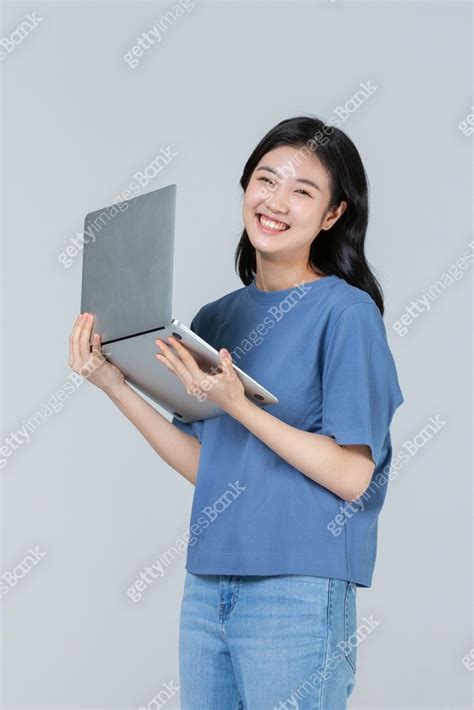 여성 쾌활한표정 밝은표정 미소 신입생 학생 노트북컴퓨터 개인용컴퓨터 이미지 Jv11349241 게티이미지뱅크