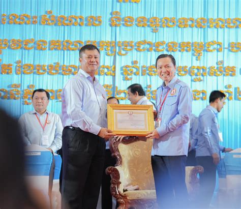 ឯកឧត្តម ហ៊ុន ម៉ានិត ទទួលទានអាហារសាមគ្គីជាមួយក្រុមការងារយុវជនបក្សប្រជាជនកម្ពុជា បញ្ញវន្តក្មេងវត្ត