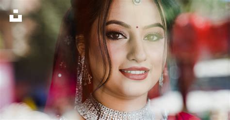 빨간 드레스를 입은 여자가 창밖을 내다보고 있다 사진 Unsplash의 무료 카트만두 이미지