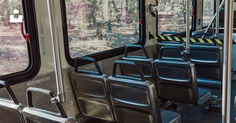 대중 교통 버스의 빈 좌석 행 사진 Unsplash의 무료 버스 이미지