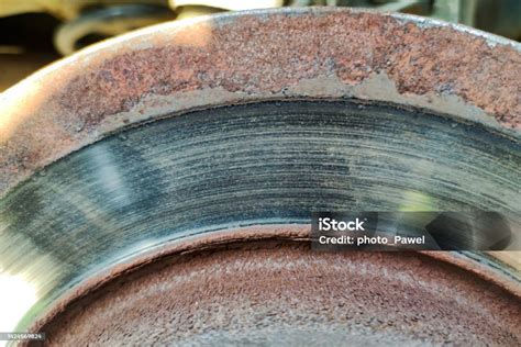 오래된 브레이크 디스크 자동차 브레이크의 교체 또는 수리 브레이크 디스크 배경의 녹 0명에 대한 스톡 사진 및 기타 이미지