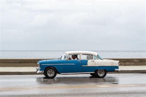 쿠바 하바나의 낡은 차 일반적으로 현지인과 관광객을 위한 택시로 사용되는 복고풍 차량 카리브해를 배경으로 하고 있다 푸른 색 거리에 대한 스톡 사진 및 기타 이미지 Istock