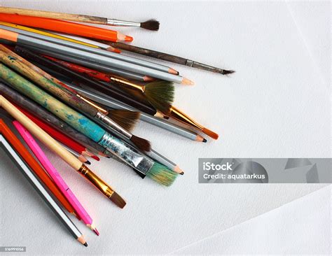 색상화 연필 및 브러시 가공 흰색 종이 배경기술 나무 베니어에 대한 스톡 사진 및 기타 이미지 나무 베니어 다중 색상 때묻은 Istock