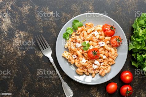 죽은 태아의 치즈 소스와 구운된 토마토와 마 카로 니 이탈리아 요리입니다 어두운 배경 평평 하다입니다 건강한 생활방식에 대한 스톡 사진 및 기타 이미지 Istock