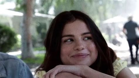 8 Potret Selena Gomez Tetap Percaya Diri Dibalut Busana Apapun dari Gaun hingga Bikini - Fashion ...