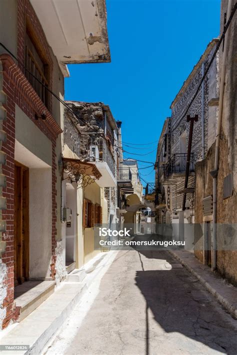 그리스 키오스 섬의 피르기의 중세 매스틱 마을에서 유명한 기하학적 스크래치 패턴으로 장식된 전통 주택 0명에 대한 스톡 사진 및