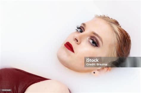 매력적인 젊은 여자 빨간 입술에 누워 스파 목욕 와 우유와 보고 카메라 20 24세에 대한 스톡 사진 및 기타 이미지 20 24세 개념 개념과 주제 Istock