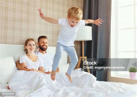 행복한 가족 어머니 아버지와 아이가 웃고 놀고 침대에서 점프 침대에 대한 스톡 사진 및 기타 이미지 침대 부모 아들