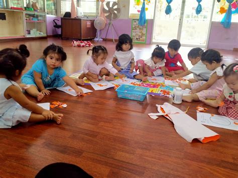 กิจกรรมศิลปะผ่านการฉีก ตัดกระดาษสีหรือเศษวัสดุ ทากาวแล้วนำไปปะติดบนกระดาษ ให้เกิดเป็นภาพหรือรูป