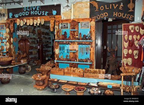 Boutique De Souvenirs En Bois Dolivier Banque De Photographies Et D