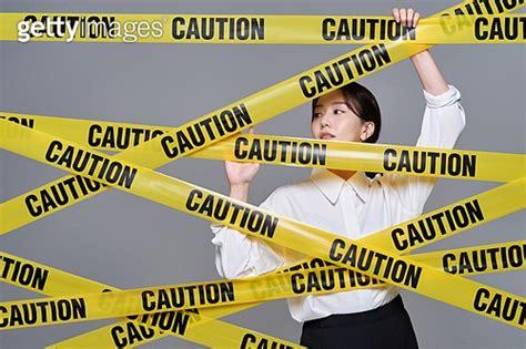 경계선 경고표시 심볼 노랑색 금지 격리 여성 불편함 어두운표정 번아웃증후군 스트레스 이미지 Jv13032017 게티이미지뱅크