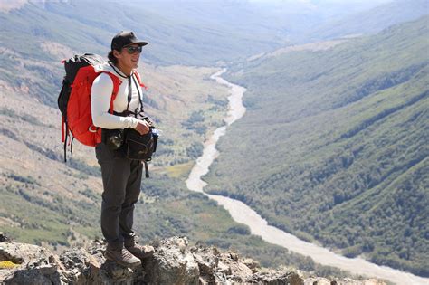 جيمي تشين يقف لالتقاط صورة National Geographic Abu Dhabi