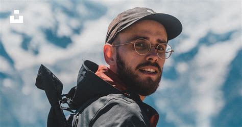 회색 모자와 안경을 쓴 검은색과 주황색 재킷을 입은 남자 사진 Unsplash의 무료 몽블랑 이미지