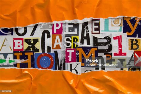 신문 잡지 편지와 숫자로 클리핑에서 콜라주에 찢어지고 구겨진 오렌지 종이 잡지에서 잘라 알파벳 문자에 찢어진 오렌지 광택 종이