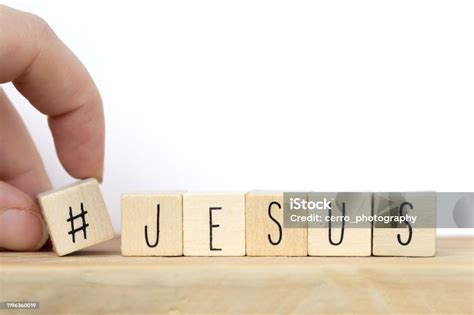 해시 태그와 단어 예수 나무 큐브 소셜 미디어 개념 하나님은 사랑 개념 텍스트 배경 Brand Name Online