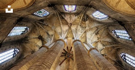 스테인드 글라스 창문이있는 커다란 나무 천장 사진 Unsplash의 무료 바르셀로나 이미지