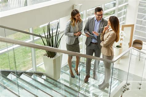 계단에서 디지털 태블릿을 통해 아이디어를 논의하는 젊은 비즈니스 사람들 업무 회의에 대한 스톡 사진 및 기타 이미지 업무