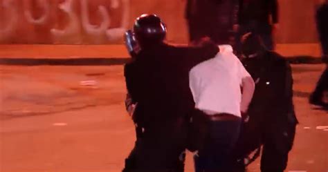 აქციაზე პოლიცია მოქალაქეებს ძალის გამოყენებით აკავებს