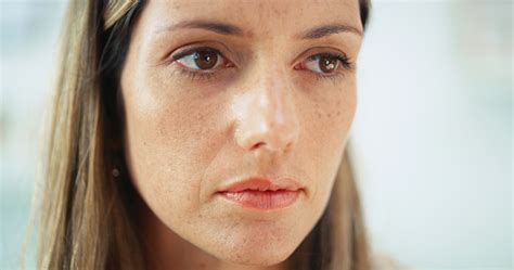 슬프고 생각이 많고 우울증 불안 트라우마에 대한 사색이 있는 여성 사람 공간 소녀는 경이로움 선택과 결정은 두려움 신경과 정신 건강은 감정과 분노로 가득 차 있습니다 기진