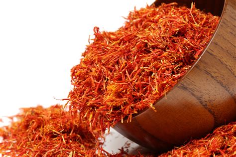 이국적인 빨간 뜨거운 향미료 사프란 착 색 음식 배경입니다 격리 검은 배경에 사프란 향신료를 건조 원시 유기 암 꽃 술 가루 사프란 테이블에 흩어져 있습니다 붉은 사프란