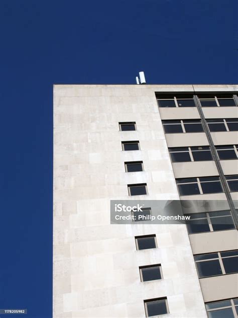 푸른 하늘에 대한 오래된 흰색 1960 년대 콘크리트 사무실 블록의 원근 코너보기 0명에 대한 스톡 사진 및 기타 이미지 0명 1960 1969 년 각도 Istock