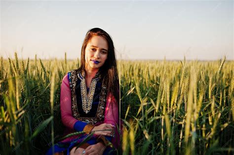 Garota Indiana Tenra Em Saree Com Lábios Violetas Maquiagem Posada No