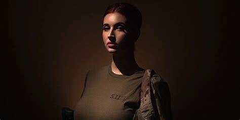 Євгенія Емеральд знялася у новій фотосесії з гвинтівкою продемонструвавши вагітний живіт фото Nv