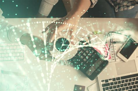 함께 일하는 남자와 여자의 이중 노출과 Dna 홀로그램 그리기 컴퓨터 배경입니다 의학 교육 개념 맨 위 보기 Dna에 대한 스톡 사진 및 기타 이미지 Istock