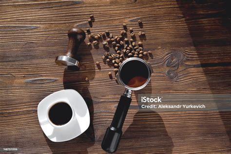 커피 한 잔 커피 원두 커피 혼 및 나무 배경의 탬퍼 선택적 초점 커피 템퍼에 대한 스톡 사진 및 기타 이미지 커피 템퍼 카페 커피 마실 것 Istock