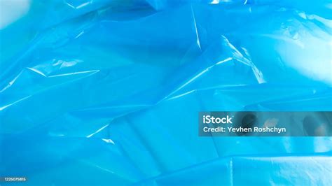 파란색 비닐 봉지 질감과 배경 쓰레기를 수용할 수 있도록 설계되어 집에서 사용되며 다양한 쓰레기 통에 보관되는 봉투 말기에 대한