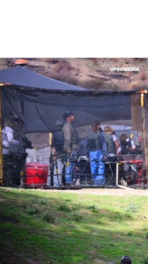 이 이상한 금붕어는 마치 사람처럼 걸어서 돌아다닙니다 이 물고기는 완벽하게 헤엄을 칠 수 있습니다 그런데도 이상한 행동을 하는 게 주인의 눈에 띄었습니다 물고기가