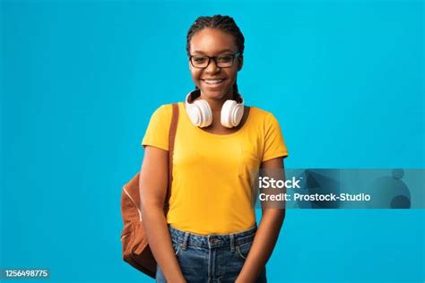 스튜디오에서 배낭으로 서 웃고 있는 쾌활한 흑인 밀레니얼 소녀 십대에 대한 스톡 사진 및 기타 이미지 십대 학생