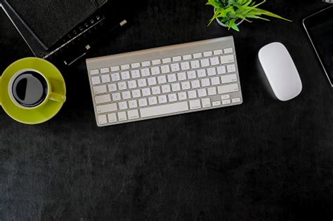 데스크톱 컴퓨터와 사무실 액세서리 로프트 작업 영역 어두운 가죽 최고 보기 및 복사 공간 0명에 대한 스톡 사진 및 기타 이미지