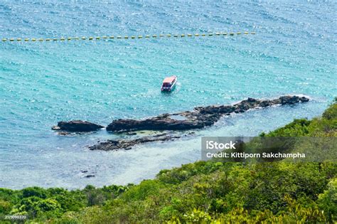 스피드 보트와 코 란 섬에서 산 아침의 푸른 바다의 풍경 아름다운 자연 바다 파도를 볼 수 있는 산의 전망대 파노라마 바다 태국 파타야 휴가 0명에 대한 스톡 사진 및 기타