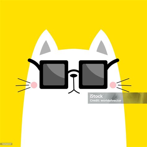 사각형 선글라스 안경을 쓴 흰 고양이 귀여운 만화 카와이 재미있는 캐릭터 안경에 새끼 고양이입니다 노란색 배경입니다 평면 디자인 0명에 대한 스톡 벡터 아트 및 기타 이미지