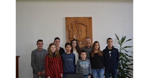 Градоначалник раздаде стипендии на млади таланти като Дядо Коледа