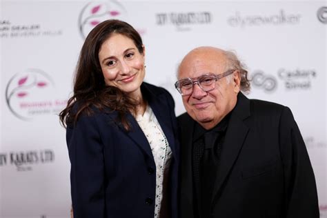 Danny Devito Et Sa Fille Lucy Jouent Dans La Nouvelle Distribution