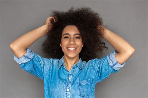 프리 스타일 여자 서 에 회색 감동 머리 웃음 쾌활한 클로즈업 가냘픈에 대한 스톡 사진 및 기타 이미지 가냘픈 갈색 머리 곱슬 머리 Istock