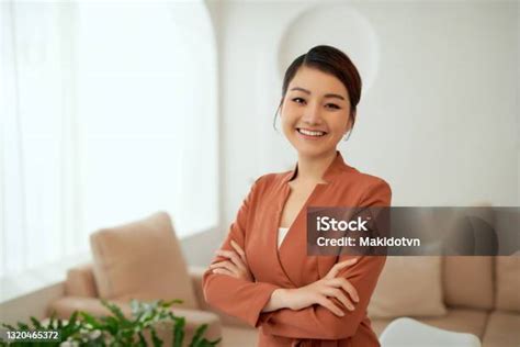 검은 양복과 십자가 팔을 입고 아시아 노동자 여성은 흰색 사무실 방에 서 노트북에 대한 스톡 사진 및 기타 이미지 노트북