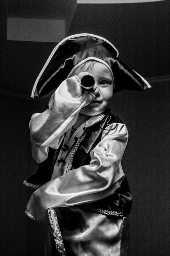 20101128 말로야로슬라브 러시아 해적 의상을 입은 어린 소년이 망원경을 바라보고 있습니다 귀여운 아이 흐림 과 곡물 효과의