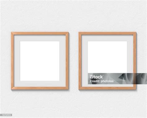 벽에 걸려 있는 테두리가 있는 2 정사각형 나무 프레임 모형 세트 그림이나 텍스트의 빈 베이스입니다 3d 렌더링 0명에 대한 스톡 사진 및 기타 이미지 Istock