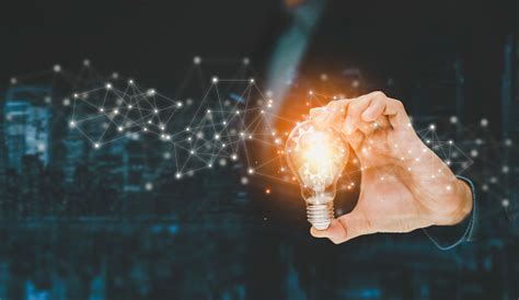 조명전구 아이디어 혁신 영감 컨셉을 들고 있는 비즈니스 핸드컨셉은 반짝임을 비추는 전구 반짝이 빛나는 전구와 창의성을 발휘하는 창의성의 개념입니다 아이디어의 영감 불타는