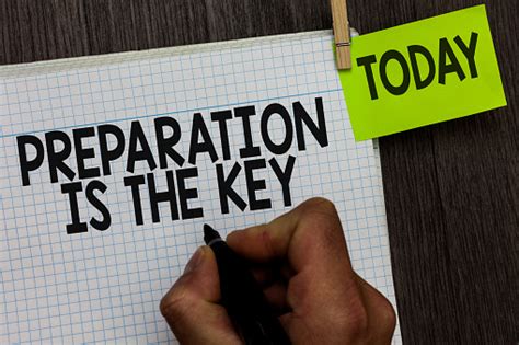 텍스트 준비는 키를 작성 하는 단어 서비스에 대 한 준비 또는 마커 노트북 옷 핀을 들고 남자를 사용 하 여 무언가 만드는 작업에 대 한 비즈니스 개념 개최 알림 나무 배경