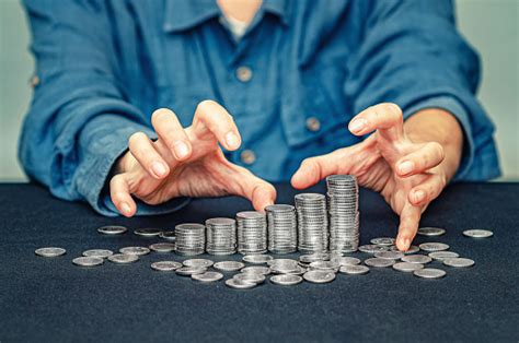 파란 옷을 입은 여자의 탐욕스러운 손이 동전 기둥에 손을 뻗고 있습니다 도둑질 사기 및 탐욕의 개념 0명에 대한 스톡 사진 및 기타 이미지 Istock