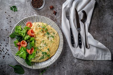 회색 돌 테이블에 향신료와 파란색 접시에 연어 신선한 허브와 토마토와 오믈렛 고명에 대한 스톡 사진 및 기타 이미지 고명 그릇 노랑 Istock