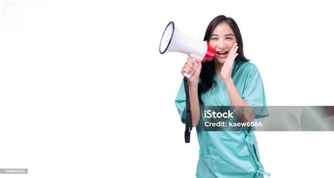 확성기를 들고 흥분된 고통의 아시아 여성이 흰색 배경에 서서 긍정적인 소식을 발표합니다 고립된 복사 공간을 비명을 지르는 확성기를 들고 있는 행복한 어린 소녀 보험 건강