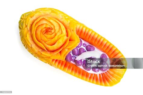 태국 디저트 고구마 보라색 진주 공 코코넛 밀크 에 넣어 파파야 장미 꽃 조각 스타일 흰색 배경에 고립 된 태국의 상위 뷰 인기 달콤한 디저트 갈색에 대한 스톡 사진 및